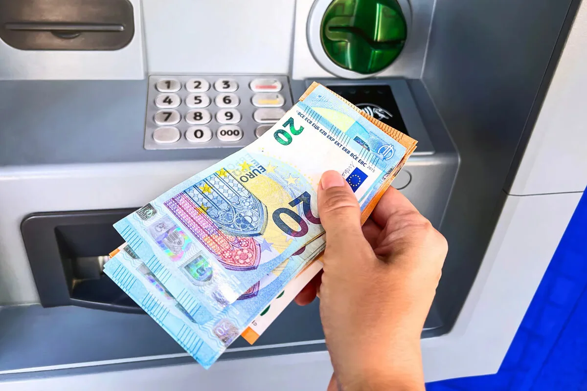 « Bloquons tout » votre banque peut-elle vraiment bloquer vos retraits